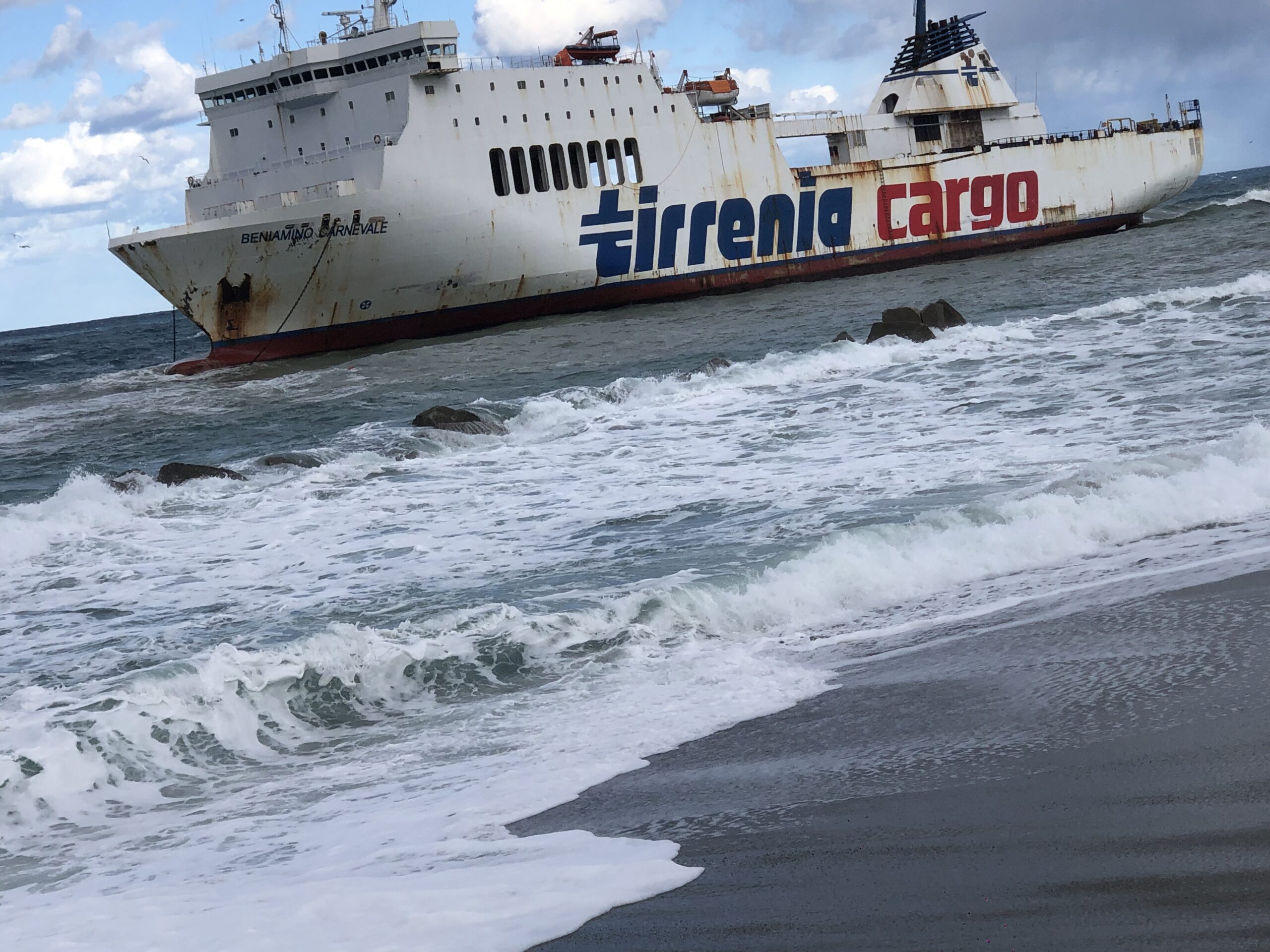 Rometta. Traghetto in disarmo rompe le cime di rimorchio e si arena ...