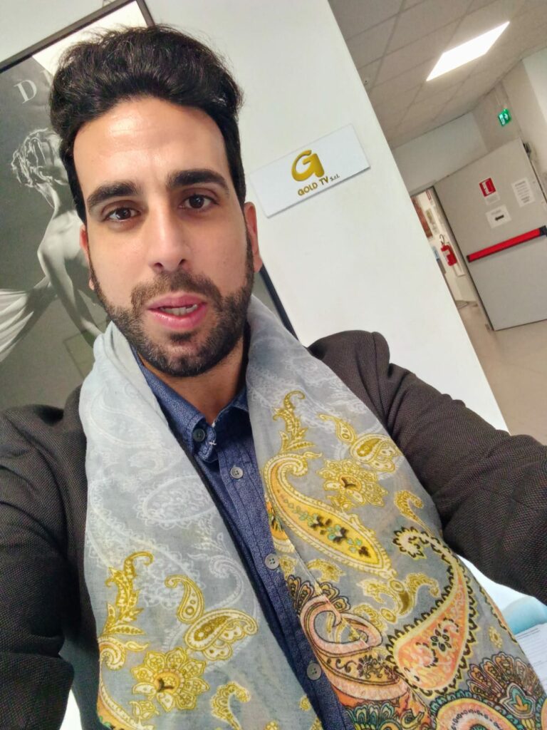 "Angelo Faraci più ti guardo più mi piaci" a Rai 2, si presenta così da ...